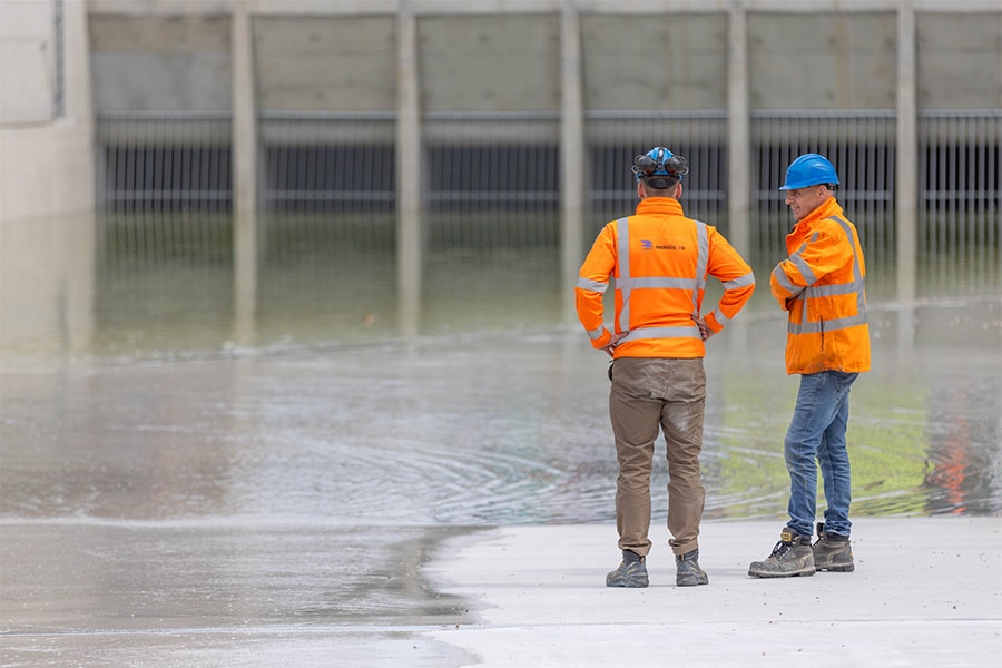 Surfen in hartje Rotterdam komt dichterbij: water in de kuip!