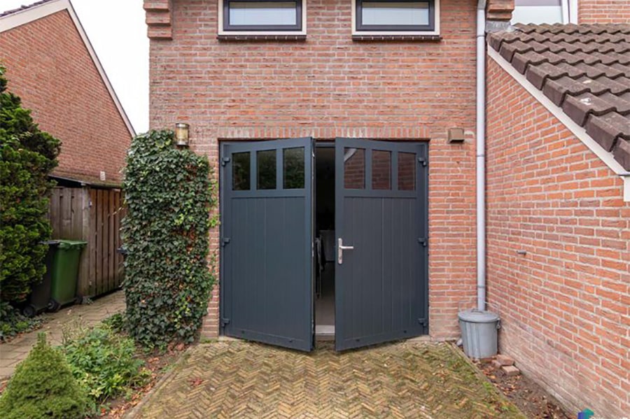 Het installatieproces van garagedeuren: loopdeur en kunststof